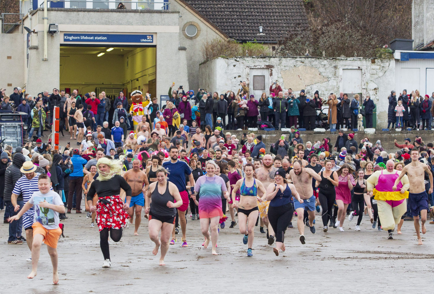 Loony dookers brave the cold to bring in 2020 with a splash | STV News