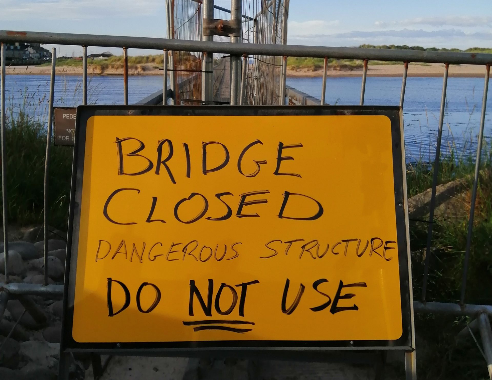 Bridge closure warning reissued after 'people jump barrier' | STV News