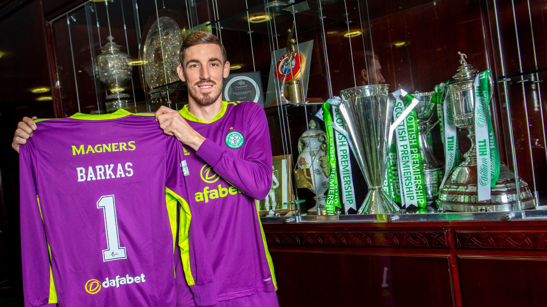 Celtic complete signing of Greece goalkeeper Vasilis Barkas | STV News