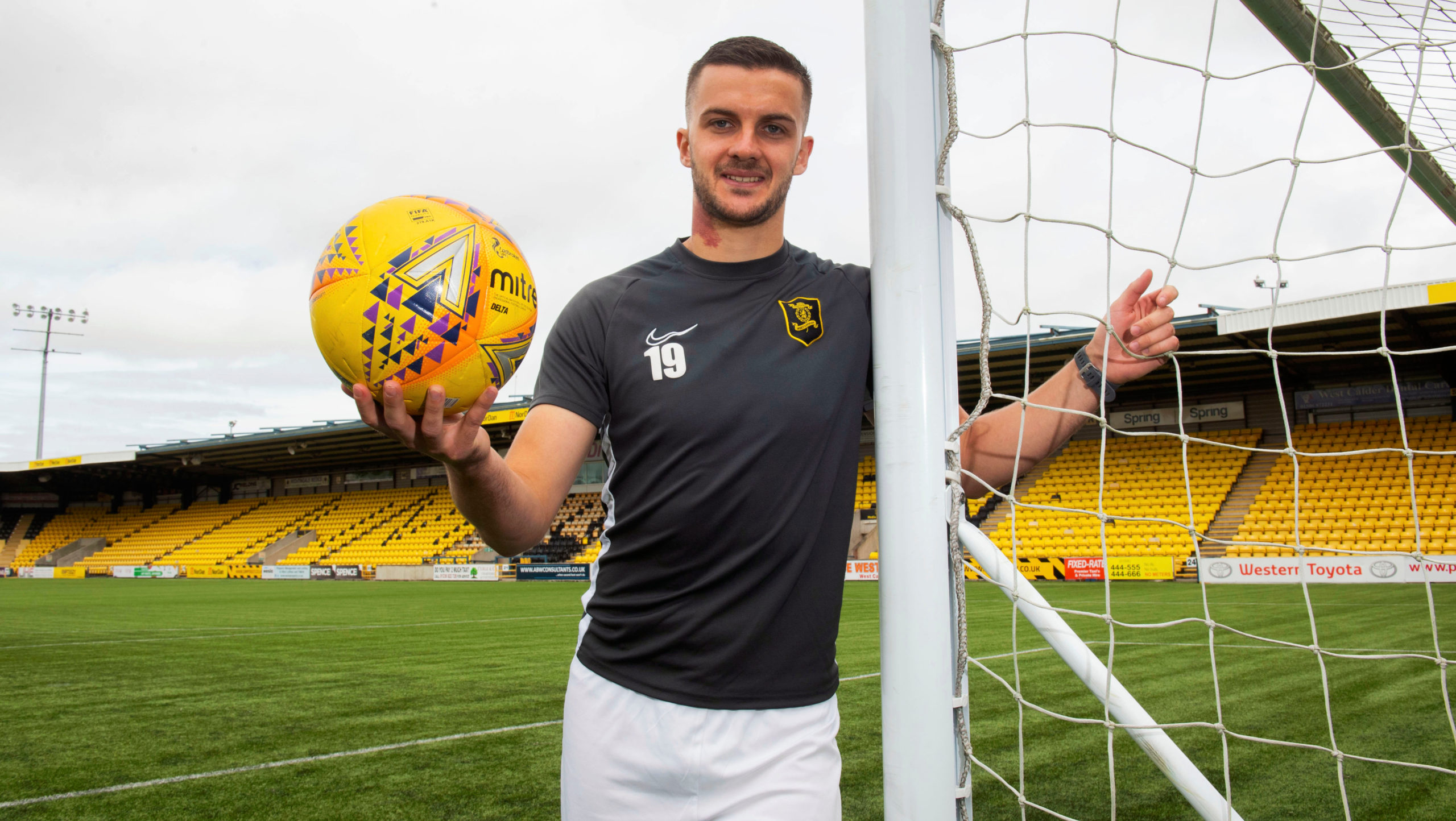 From scaffolder to Premiership footballer in two years | STV News