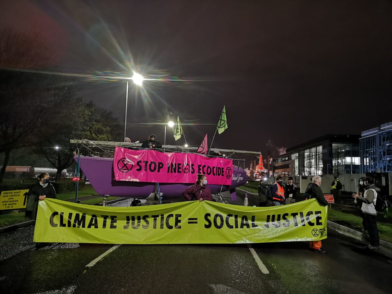 Climate change activists block Grangemouth entrance | STV News