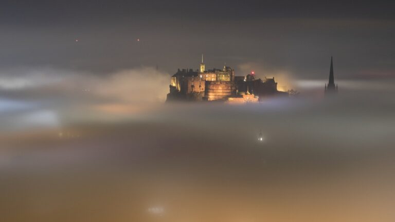 Edinburgh Castle emerges from fog in stunning picture | STV News