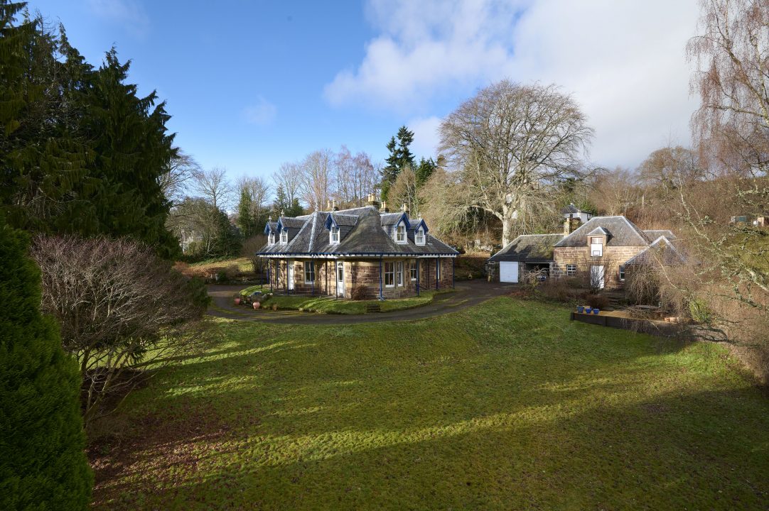 Music legend Gerry Rafferty's old house goes up for sale | STV News