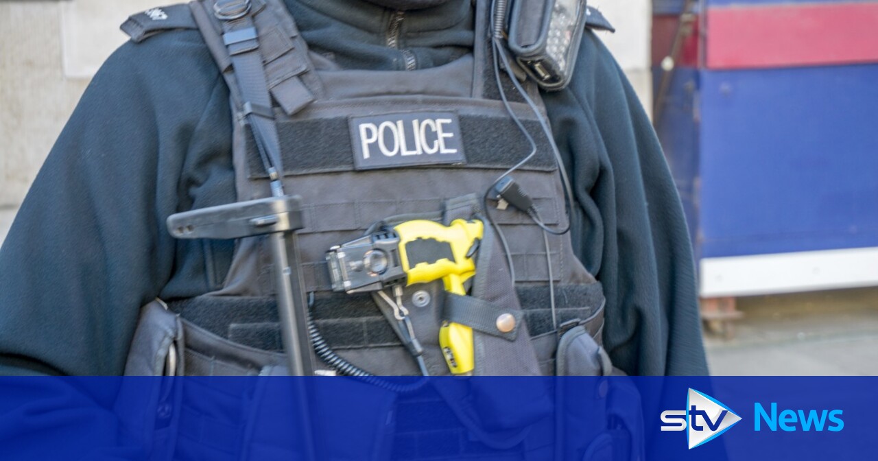 Armed officers called to Glasgow street after 'man seen with weapon ...