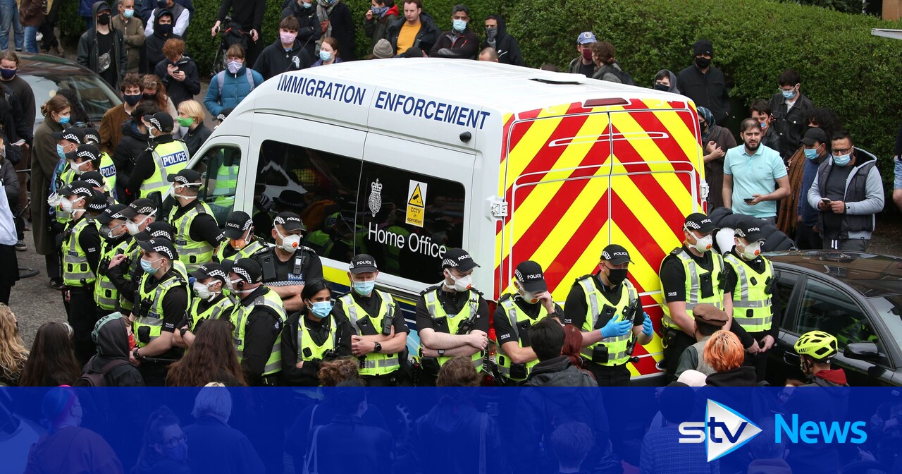 Protesters block van in bid to stop immigration removals | STV News