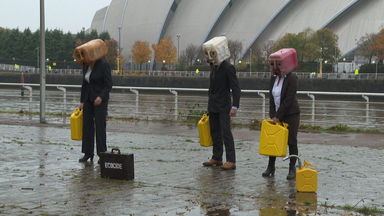Activists pour 'oil' and chain themselves to gates ahead of COP26 | STV ...