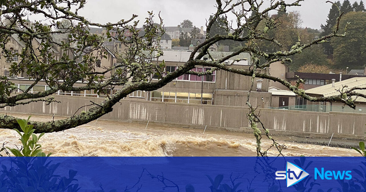 Major incident in Hawick as 500 properties threatened by floods | STV News