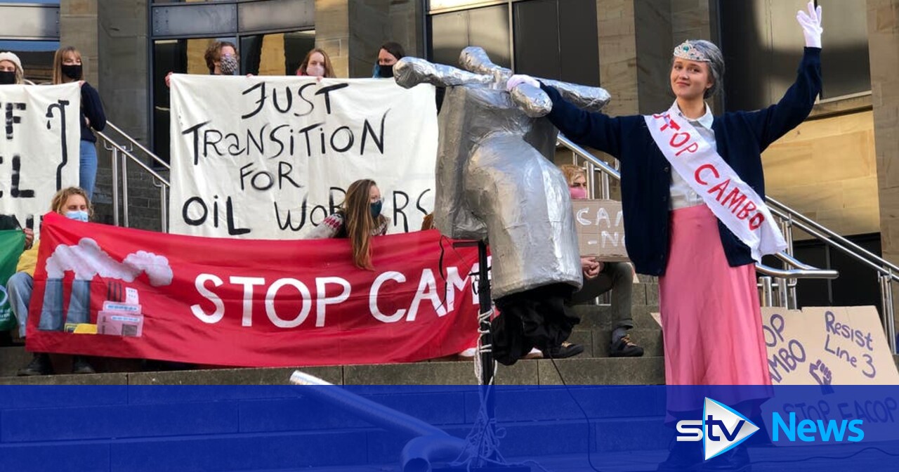 Activist dressed as Queen ‘turns off oil tap’ in COP26 protest | STV News