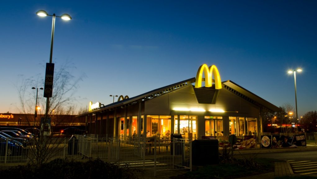 Mcdonalds Apologises After Security Guard Mops Pavement Around