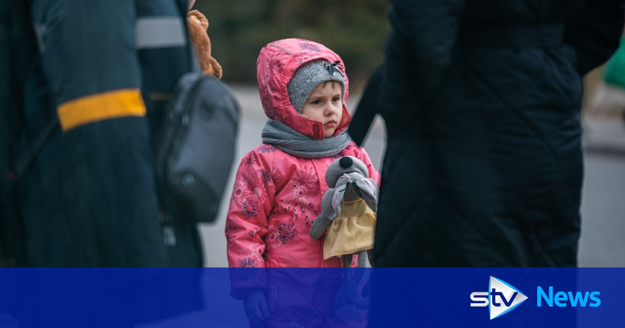 STV cameraman returns home to Poland as Ukraine refugees arrive | STV News