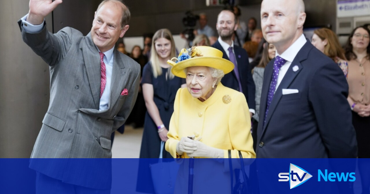 Queen makes surprise visit to London's Paddington station to see ...