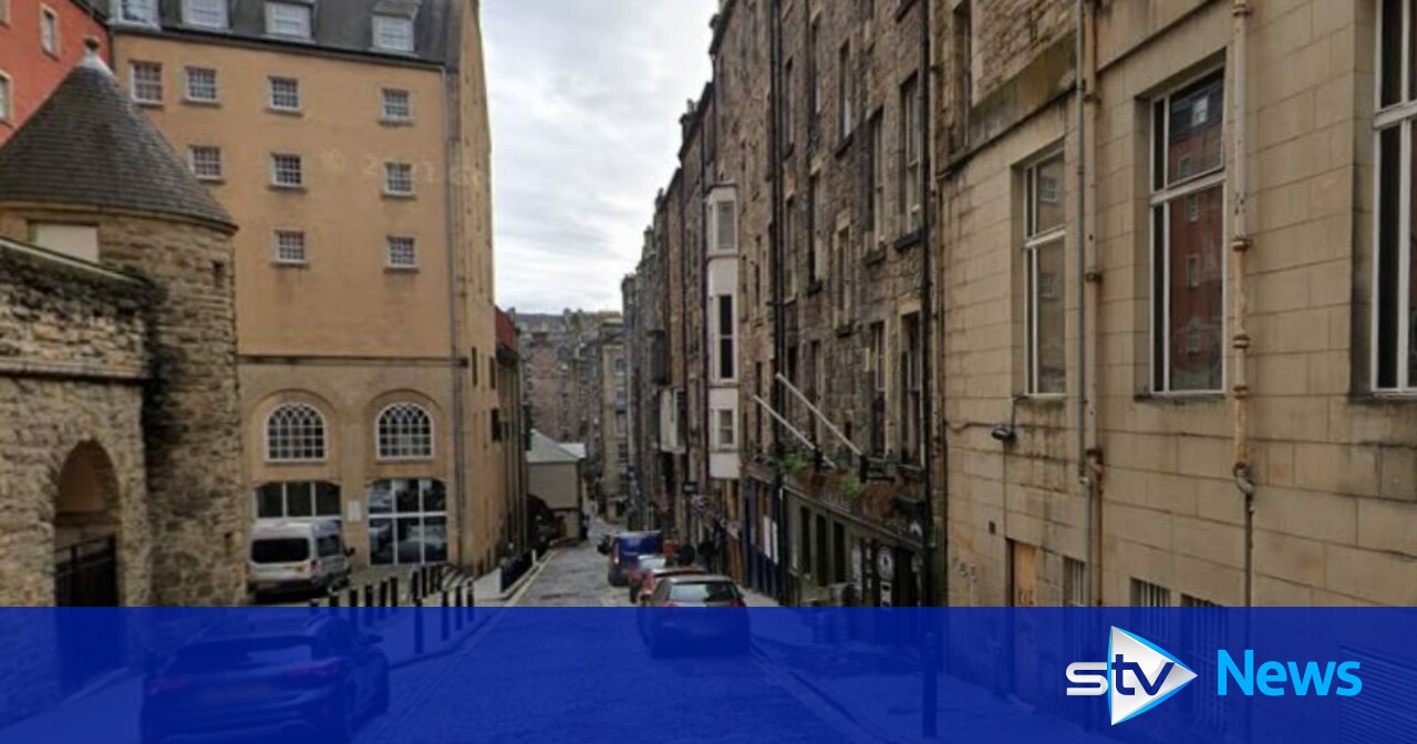 Armed police called to shut down Edinburgh's Niddry Street after man ...