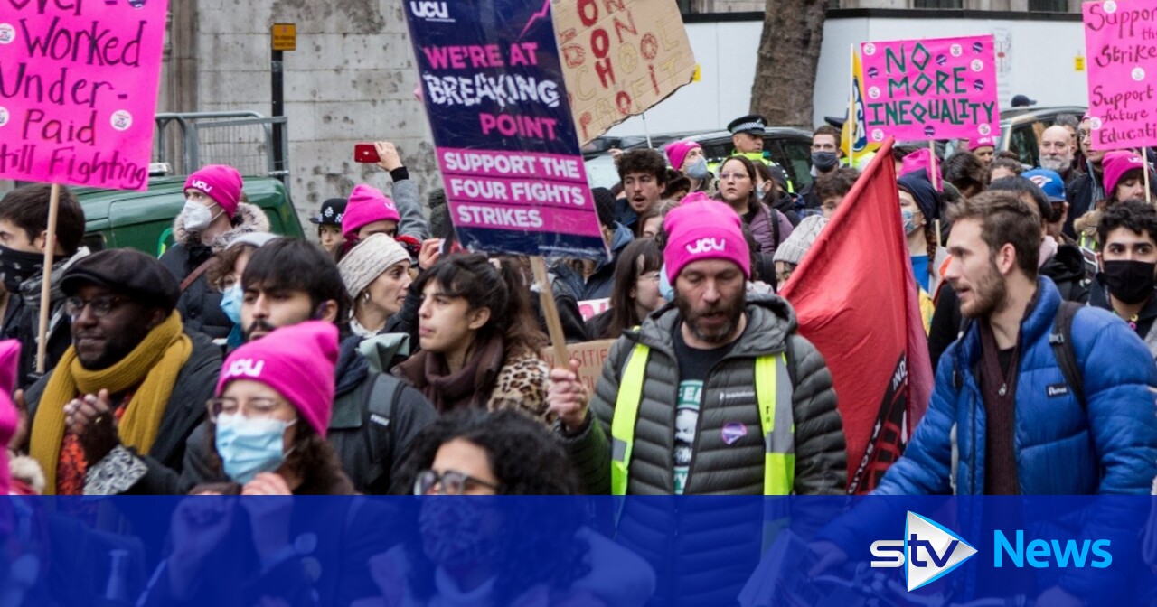 Students support striking university staff at Glasgow Buchanan Street ...