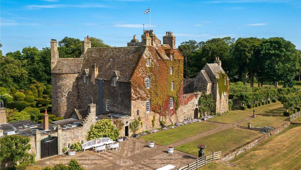 Look inside Earlshall Castle home to Robert the Bruce's family on sale ...