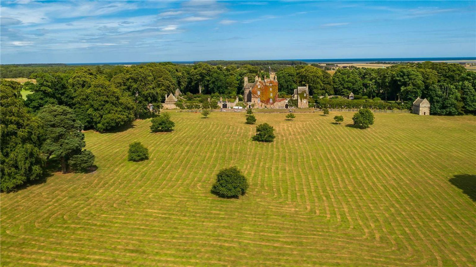 Look inside Earlshall Castle home to Robert the Bruce's family on sale ...