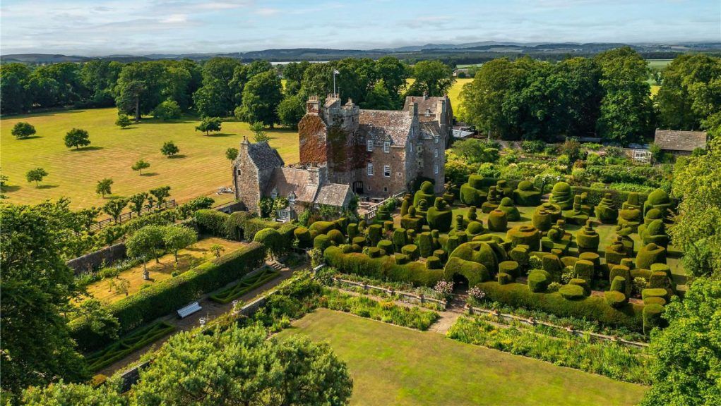 Look inside Earlshall Castle home to Robert the Bruce's family on sale ...