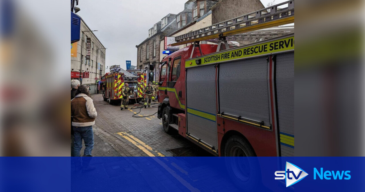 Fire crews rush to scene of blaze in empty Dunfermline town centre shop ...