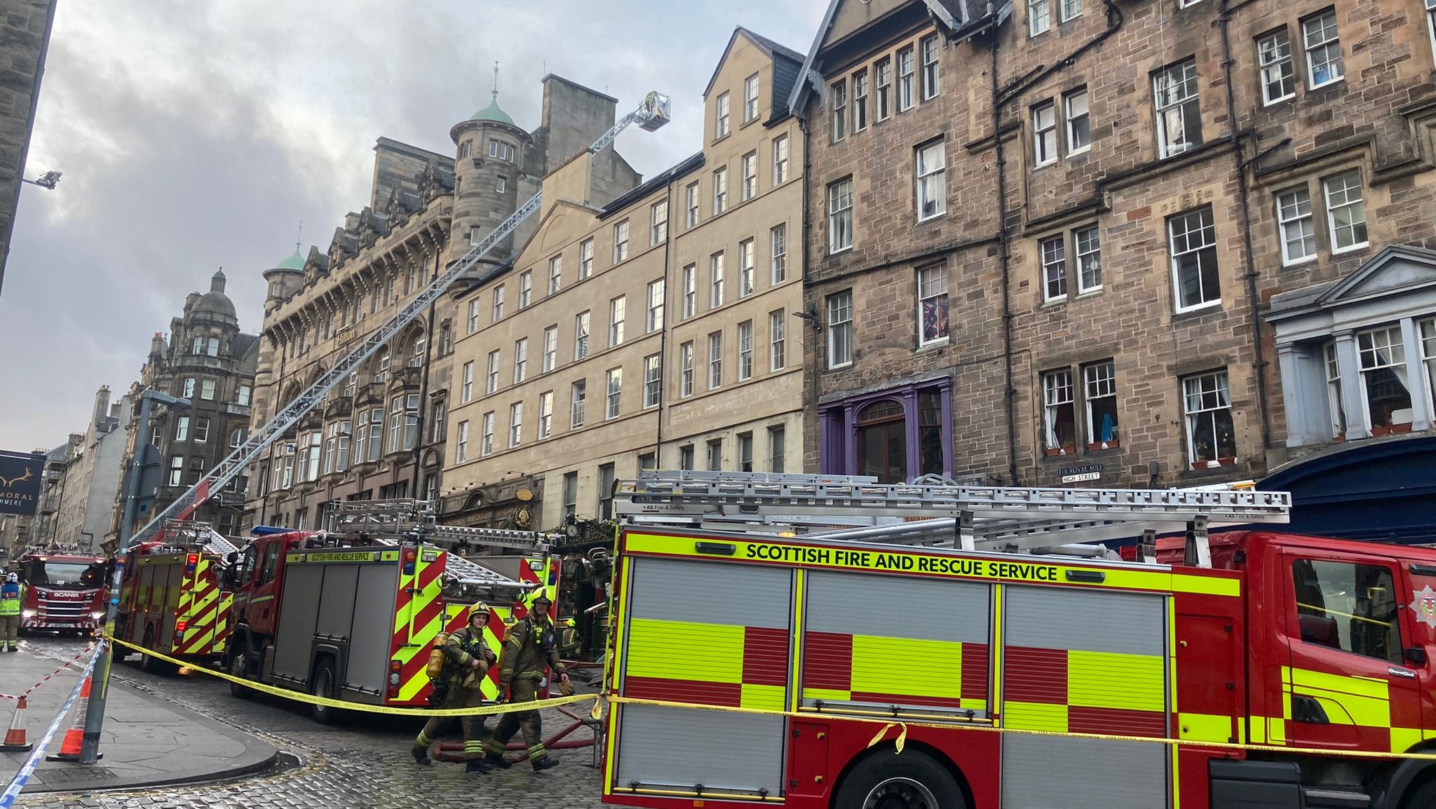 Edinburgh Royal Mile closed as fire crews tackle blaze at popular pub ...