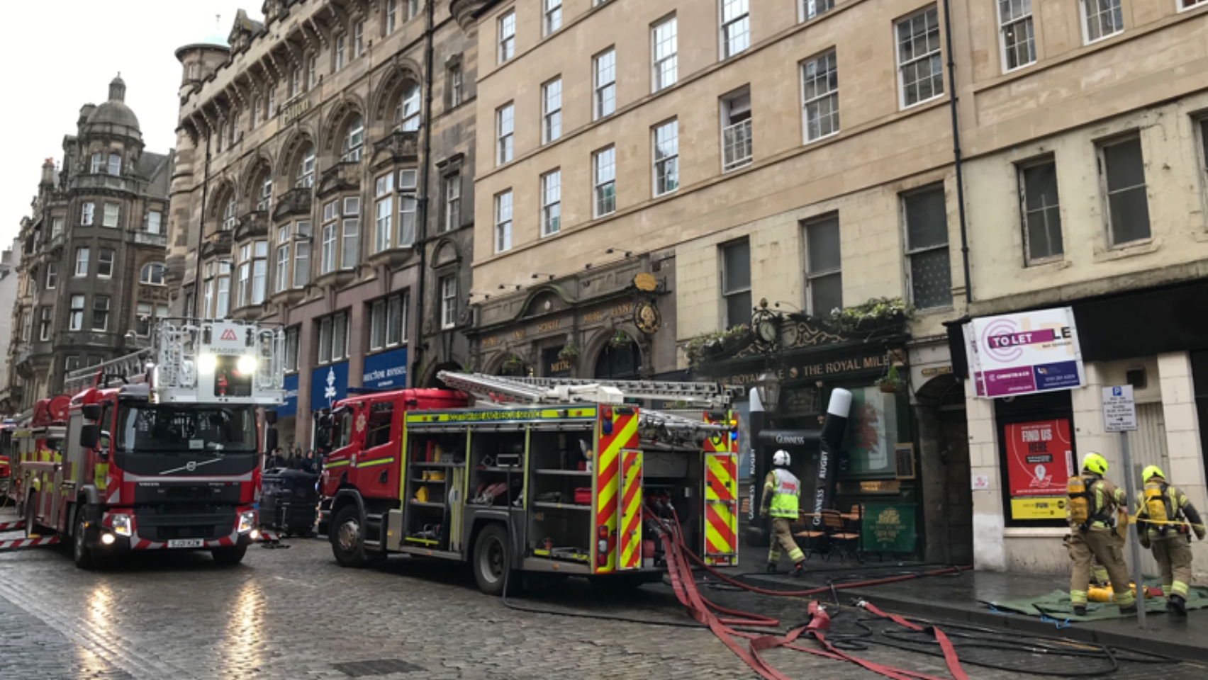 Smoke billows from pub on Edinburgh Royal Mile as firefighters tackle ...