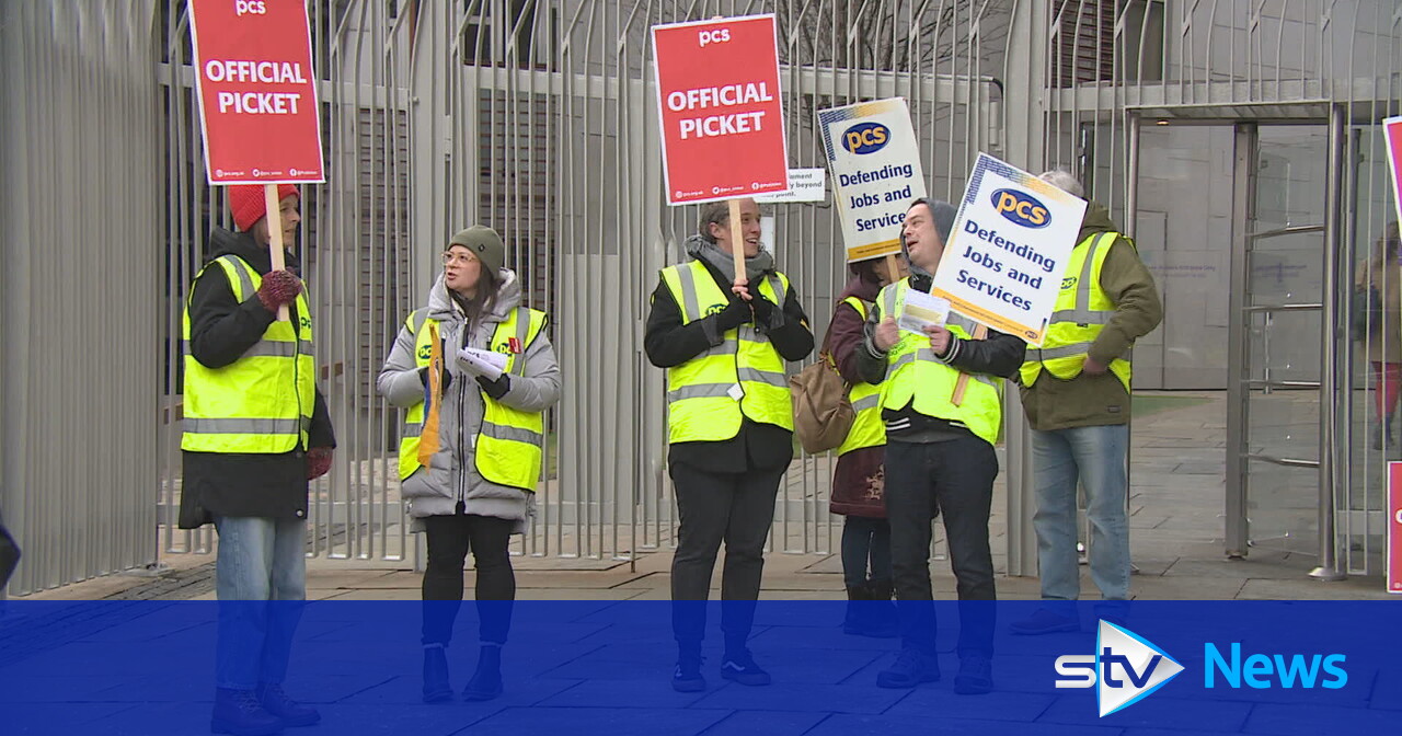 Scottish civil servants warn pay dispute 'can't go on' after rally in Edinburgh | STV News
