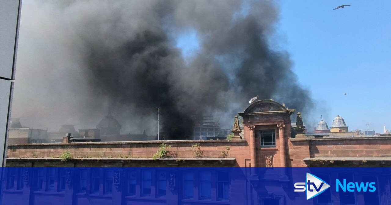 Plumes of smoke seen billowing as historic Tontine building in Trongate ...