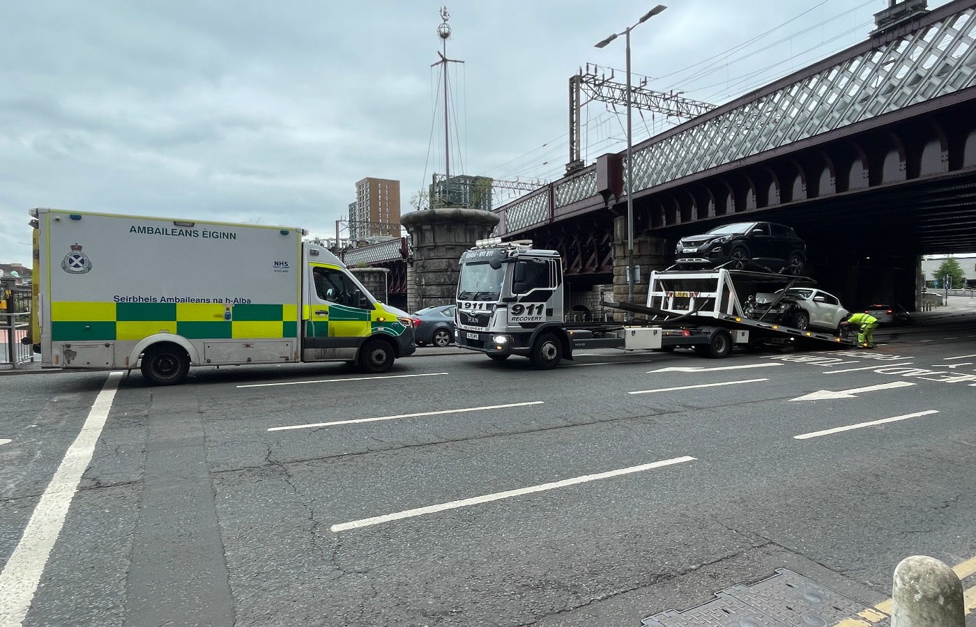 Three-vehicle crash in rush hour Glasgow traffic on Broomielaw leaves man in hospital | STV News