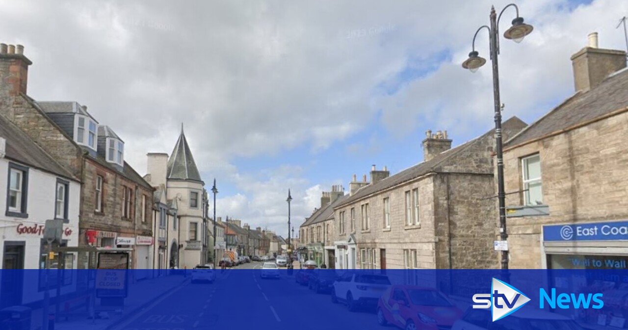Masked man smashes shop display and steals four phones before fleeing ...