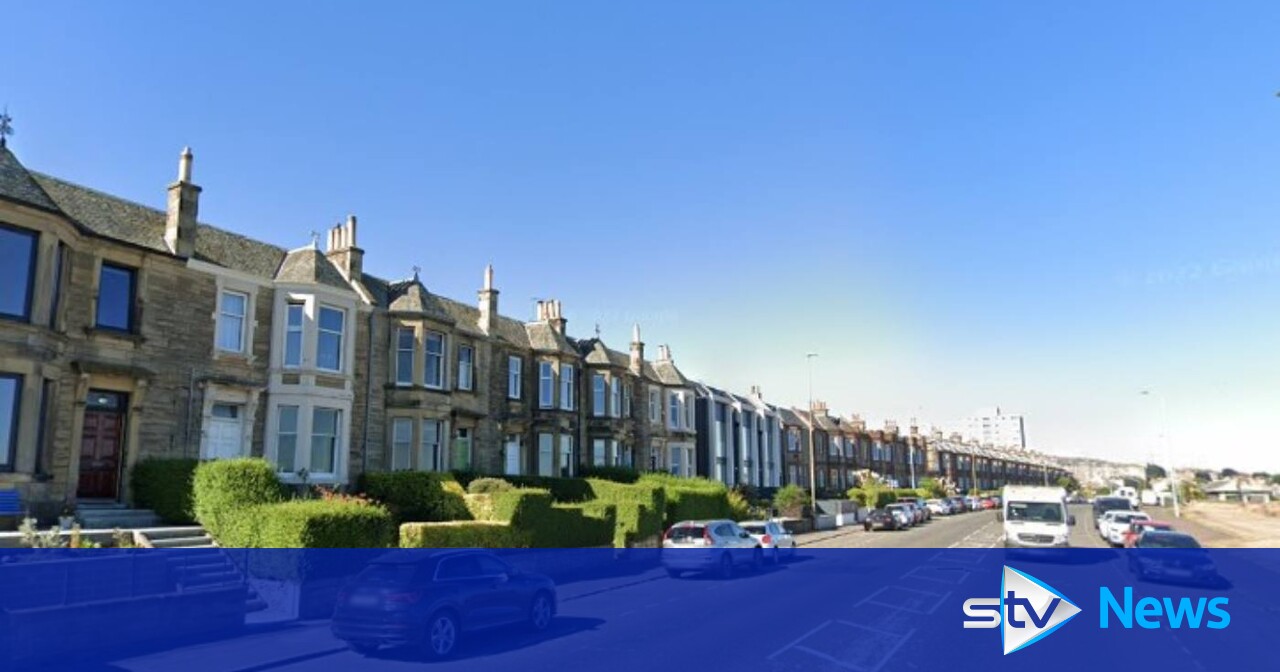 Fire crews tackle huge blaze ripping through house in Edinburgh | STV News