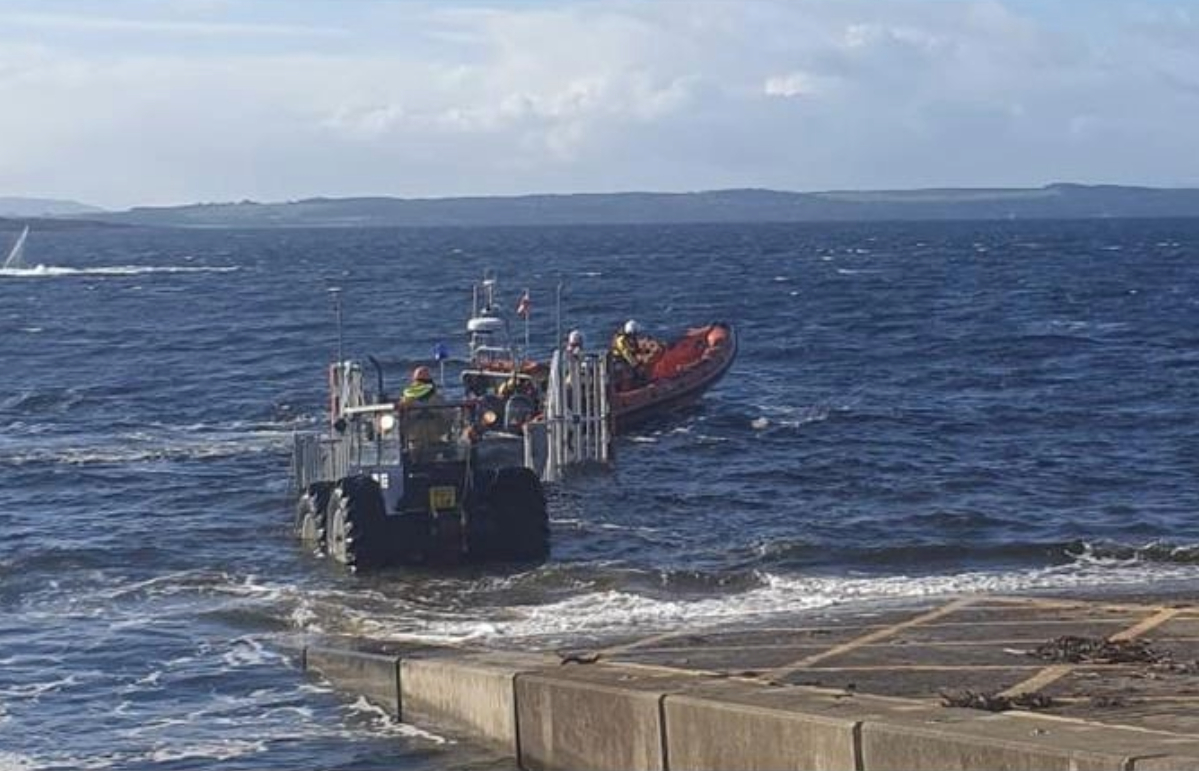 Largs lifeboat crews called to rescue 44-foot yacht which ran aground ...