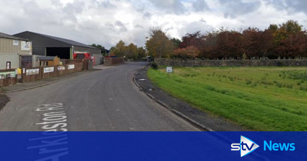Police searching for 'group of people' after car set on fire in Renfrew ...