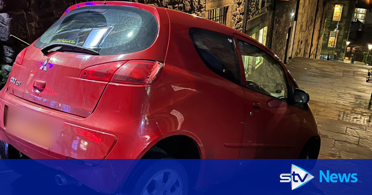 Car gets stuck after crashing down Edinburgh Castle steps | STV News