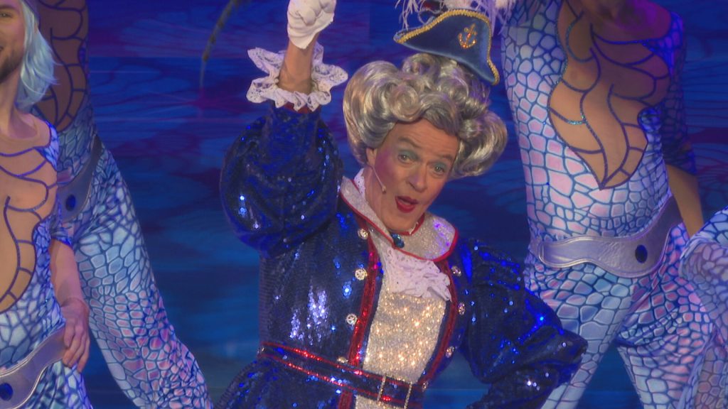 Edinburgh Panto: Behind the scenes with the cast of the Pantomime ...