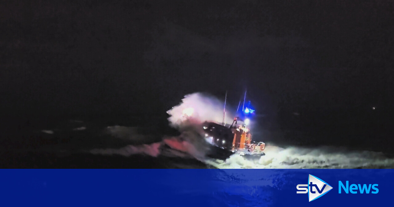 Girvan RNLI Lifeboat crews battered by waves amid Storm Isha in search ...