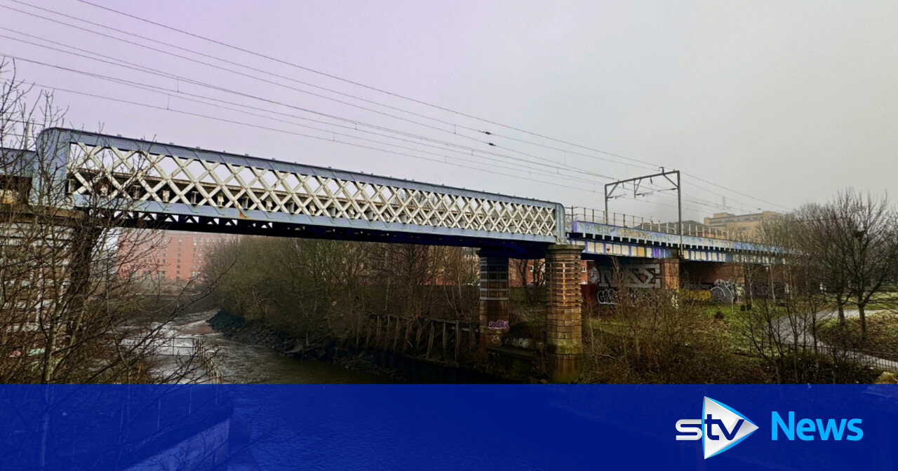 Network Rail begins £500,000 renovation of Glasgow railway bridge in ...