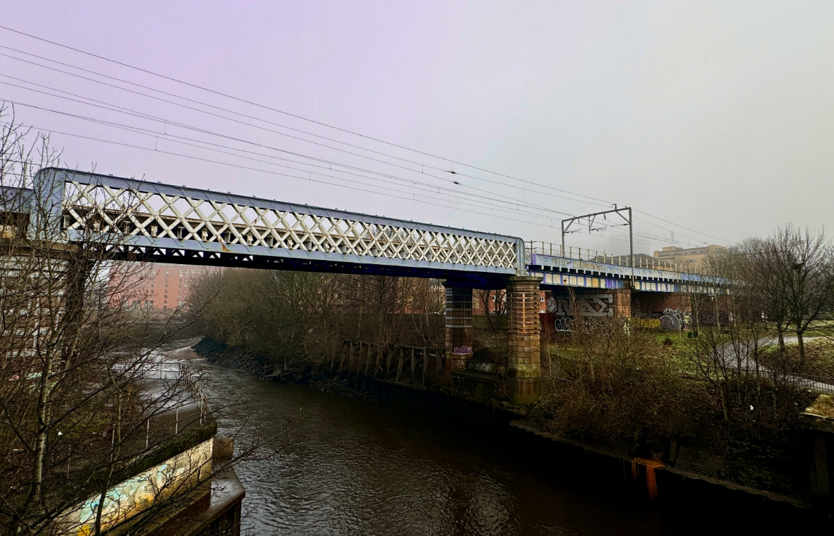 Network Rail begins £500,000 renovation of Glasgow railway bridge in ...