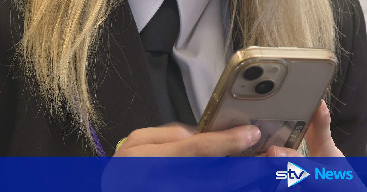 Mobile phones to be banned in schools across Edinburgh | STV News