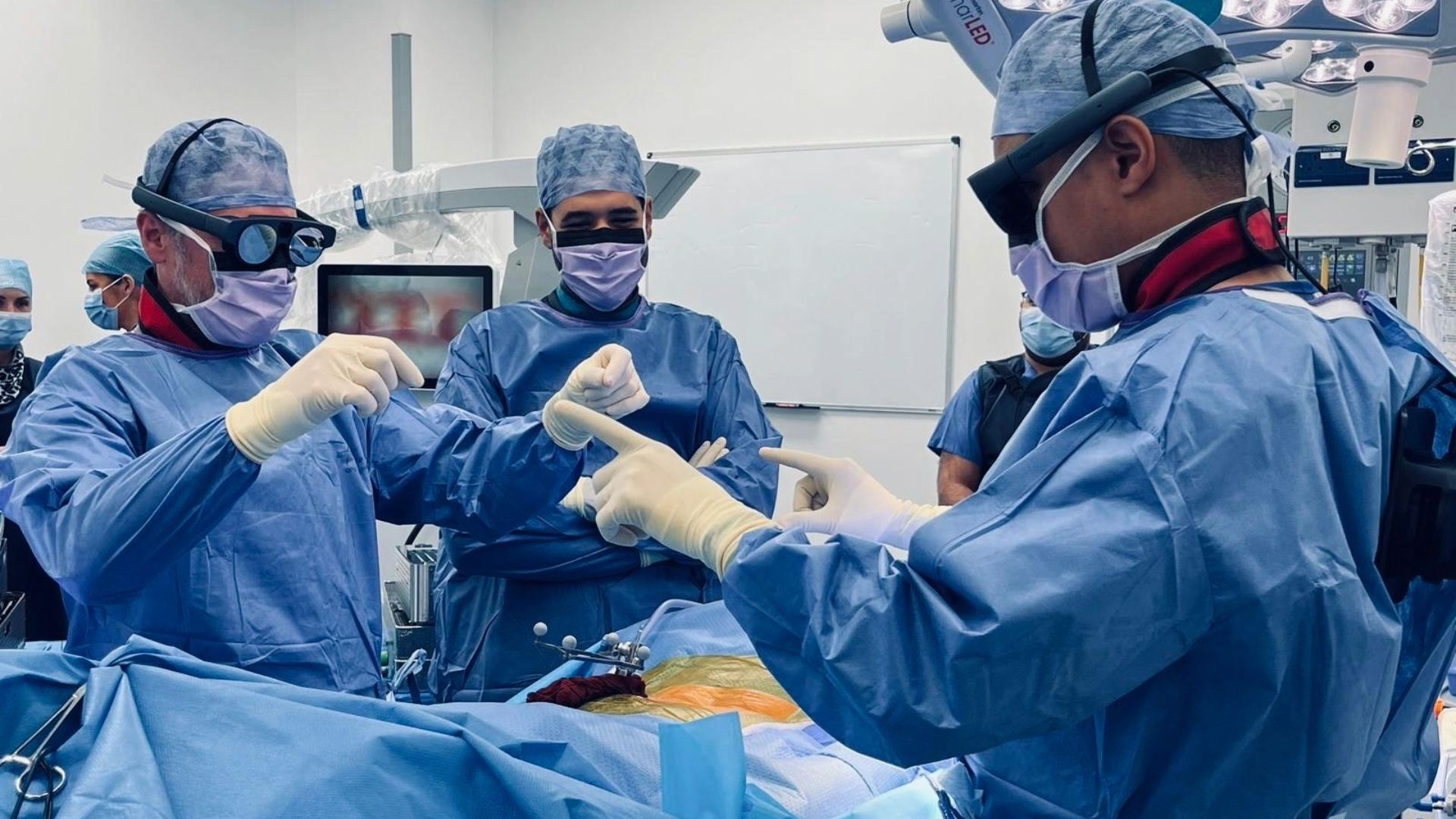 New technology lets surgeon ‘see inside’ patient during spinal ...