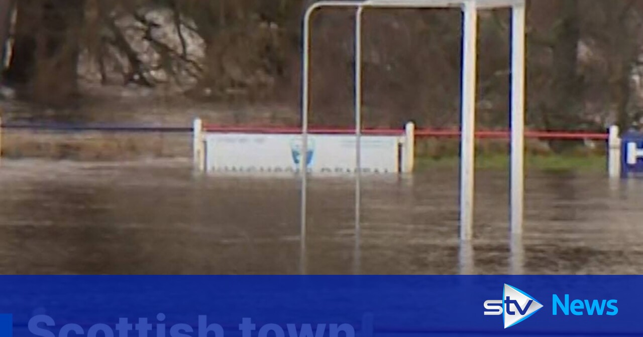 Scottish town flooded amid amber weather warning | STV News