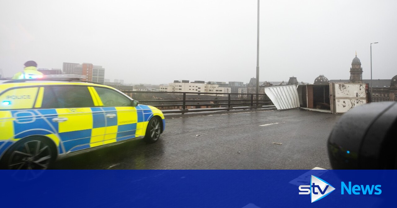 Storm Eowyn: Lorry overturns on M8 Kingston Bridge as hurricane-force ...