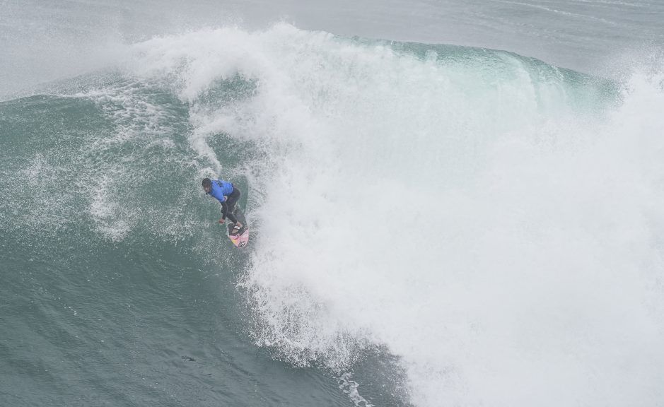 Scots surfer, 20, takes on world's biggest waves at Nazare in Portugal ...