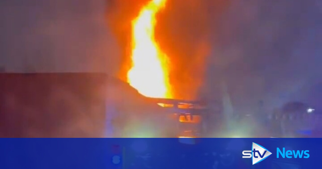 Drivers urged to avoid area as M8 partially closed due to lorry fire on ...