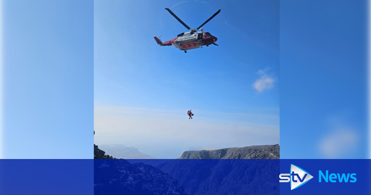 Climber knocked out after falling over 100 feet from mountain airlifted ...