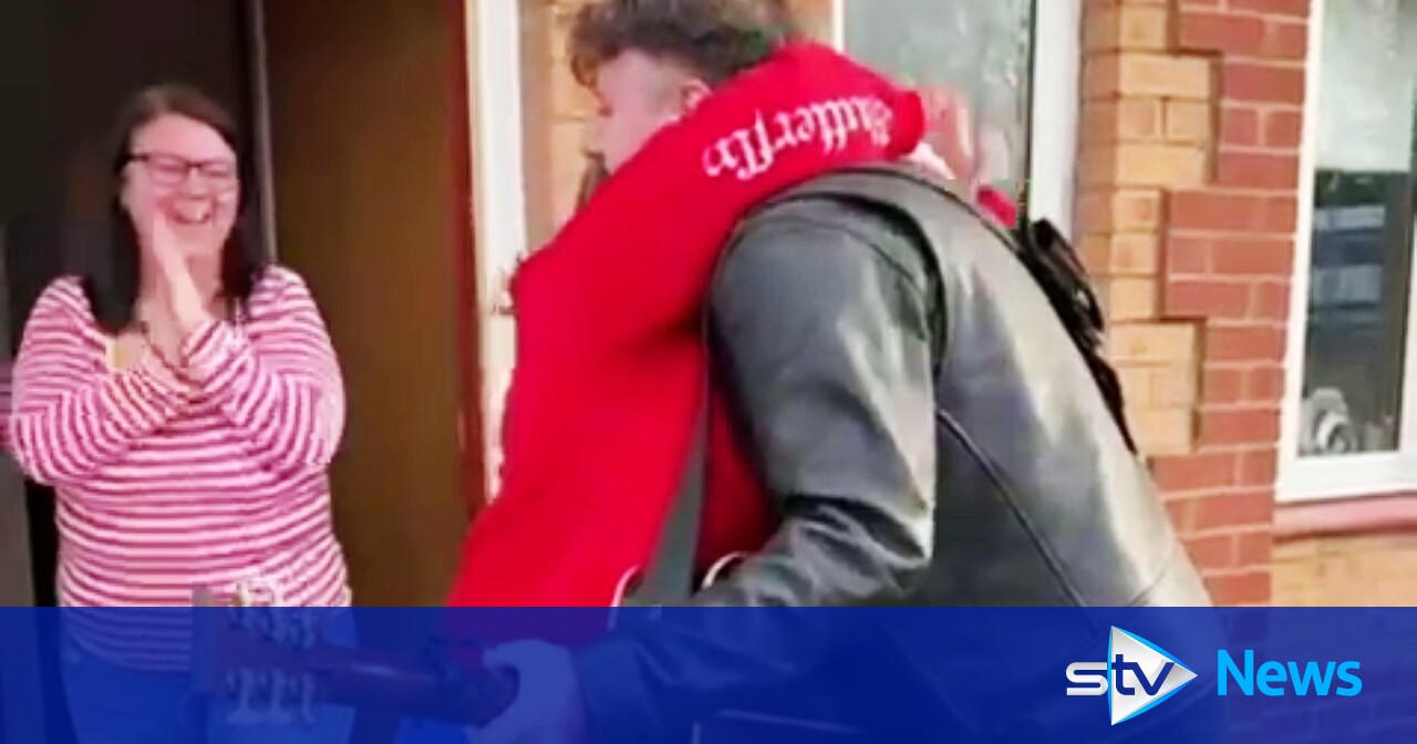 Callum Beattie surprises biggest fan with doorstep show | STV News