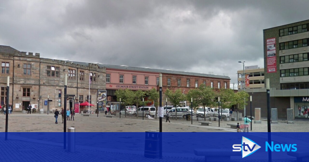 Hunt for gang after man, 19, attacked and robbed in Paisley town centre ...