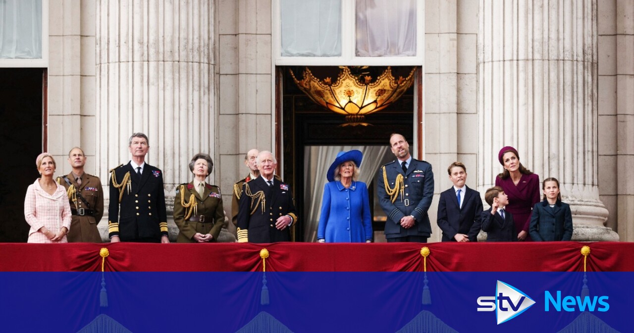 Royals wave as thousands gather to watch VE Day flypast over Buckingham ...