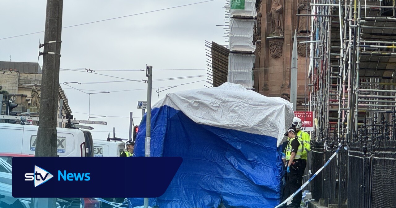 Man dead after falling onto Edinburgh city centre street | STV News