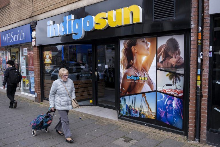 Man arrested after disturbance at Edinburgh property closes road | STV News