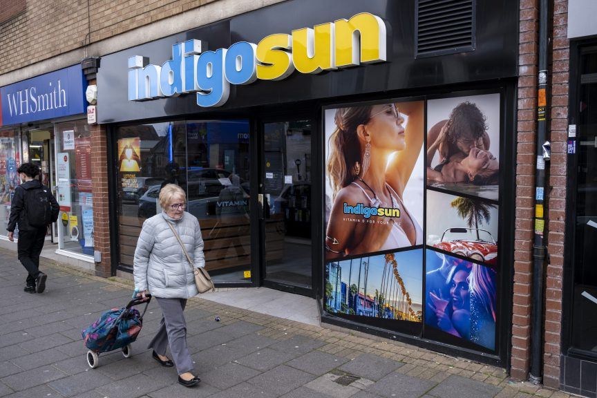 Man dies after being hit by lorry on M8 | STV News