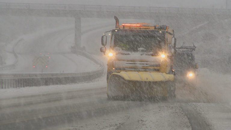 Police issue further travel advice amid snow and ice warnings | STV News