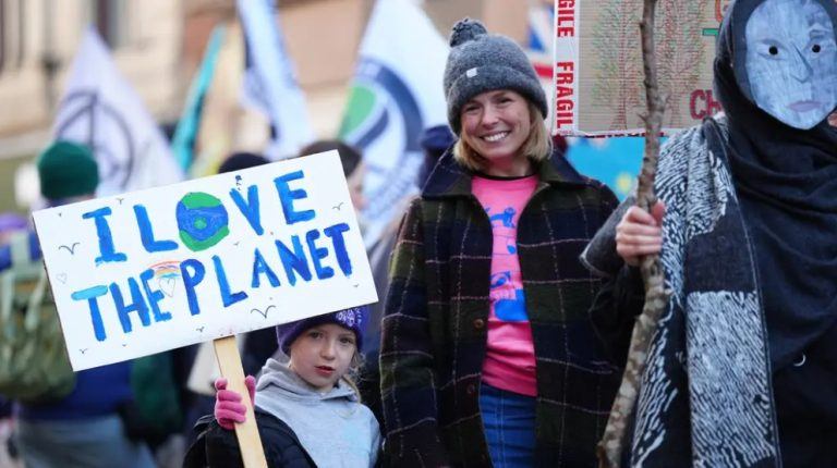 Thousands march for ‘biggest climate rally since Cop26’ – THE DEMOCRAT